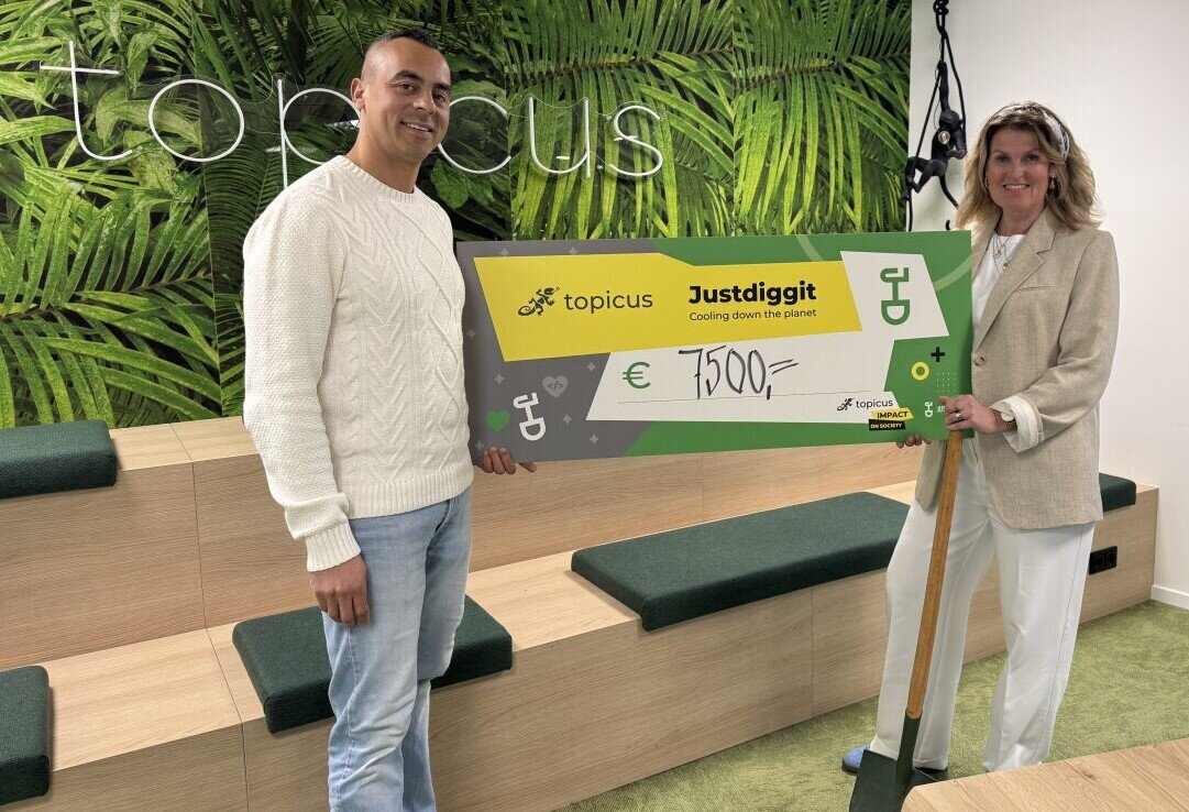 Topicus reikt cheque uit aan Justdiggit